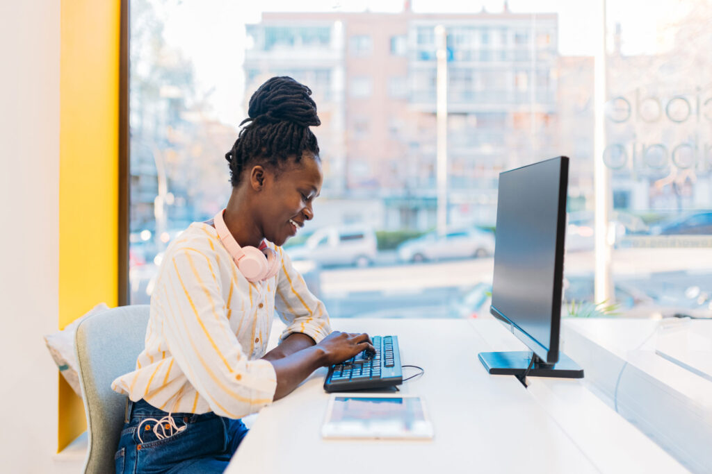 How to End the Toxic Cycle of Gossiping at Work - Sunday Edit How to End the Toxic Cycle of Gossiping at Work - Sunday Edit